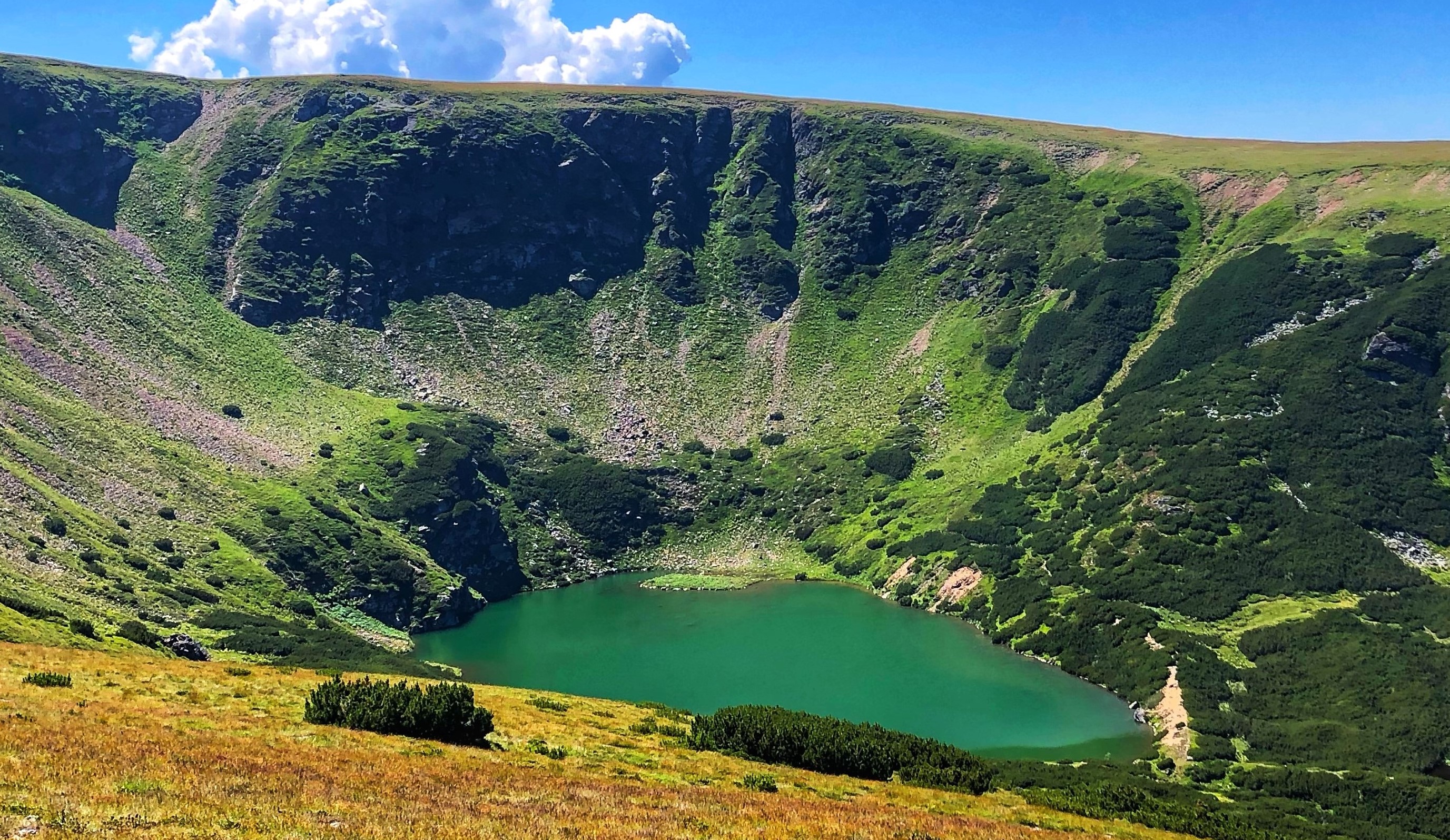 Drumeție de toamnă în Munții Cindrel | BookTes
