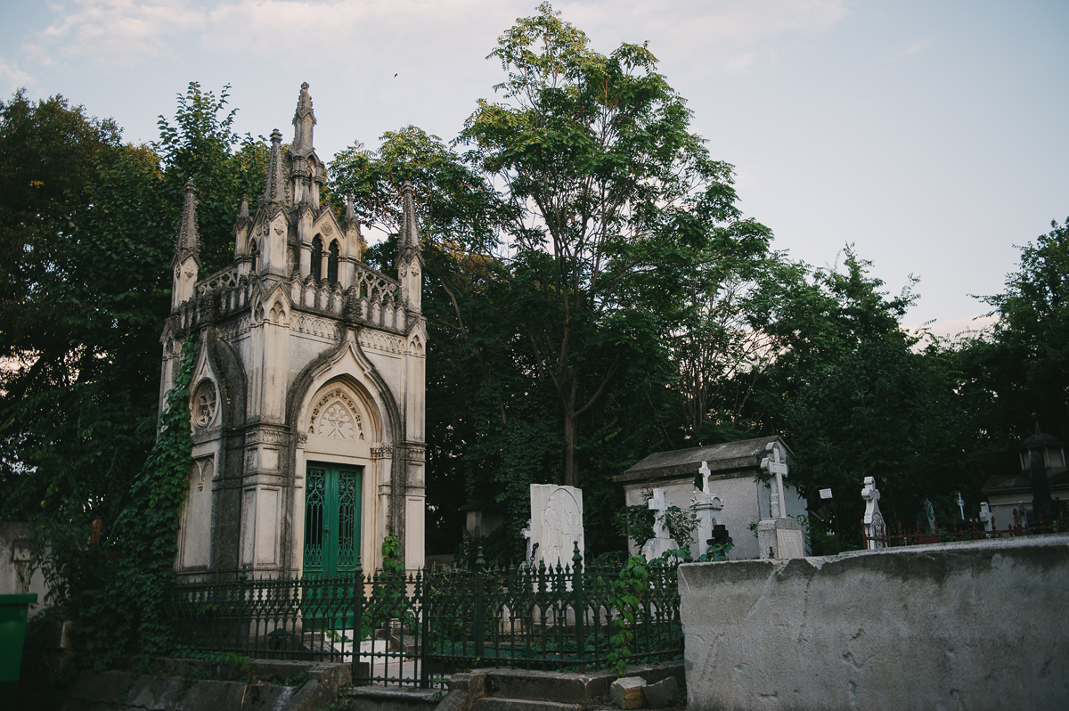 Explorează cimitirul Bellu și poveștile întunecate din București ...
