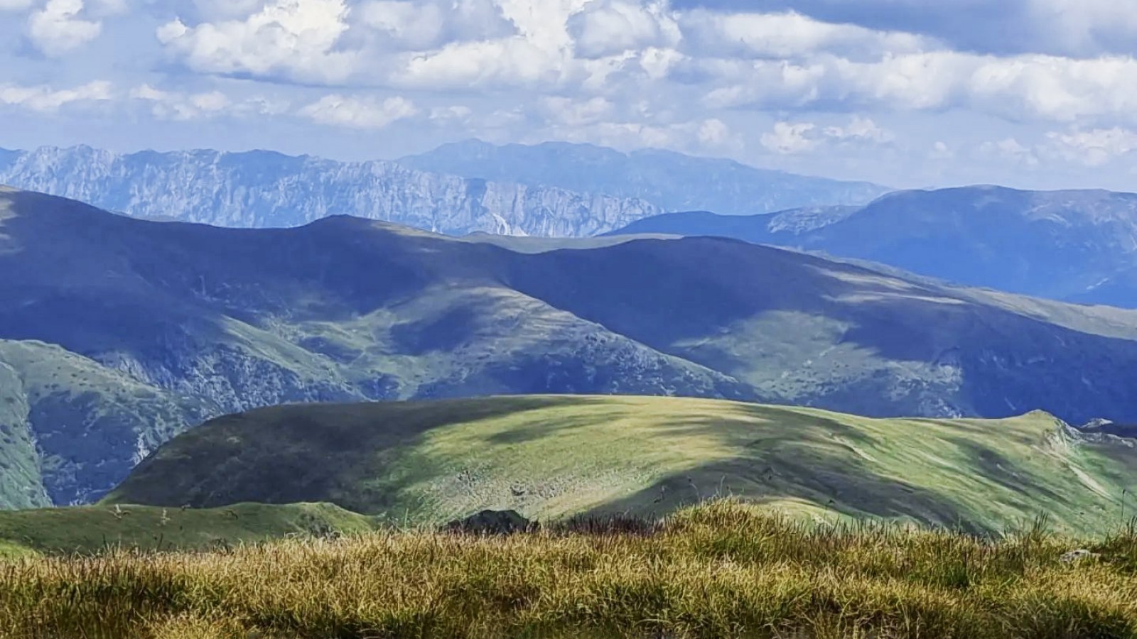 Drumetie in Muntii Fagaras - Varful Dara si Varful Hartopul Darei | BookTes